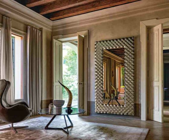 When a complement makes the difference: a large mirror